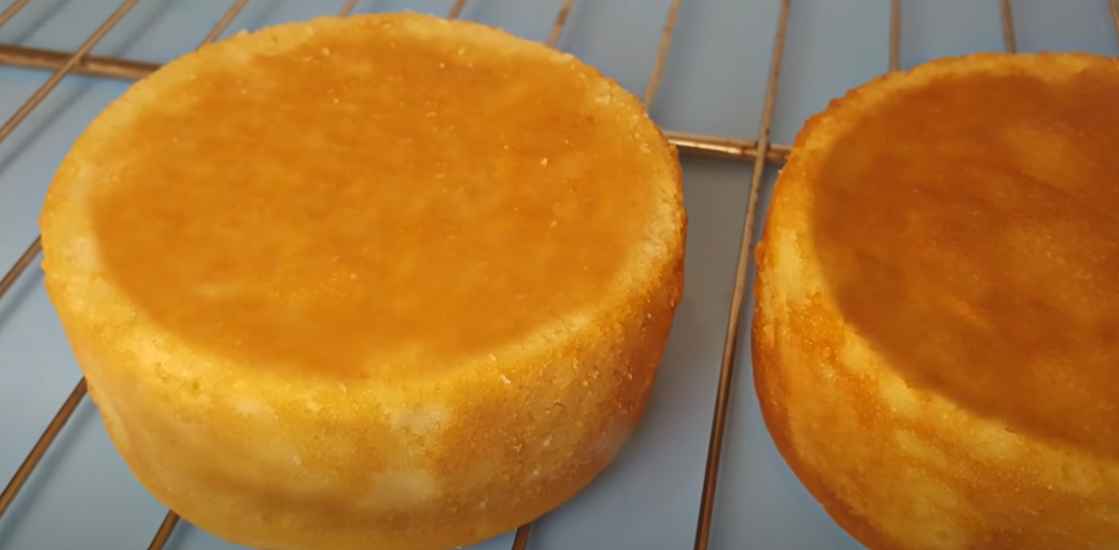 Sponge Cake Vs Regular Cake: What's Your Ideal Delight?